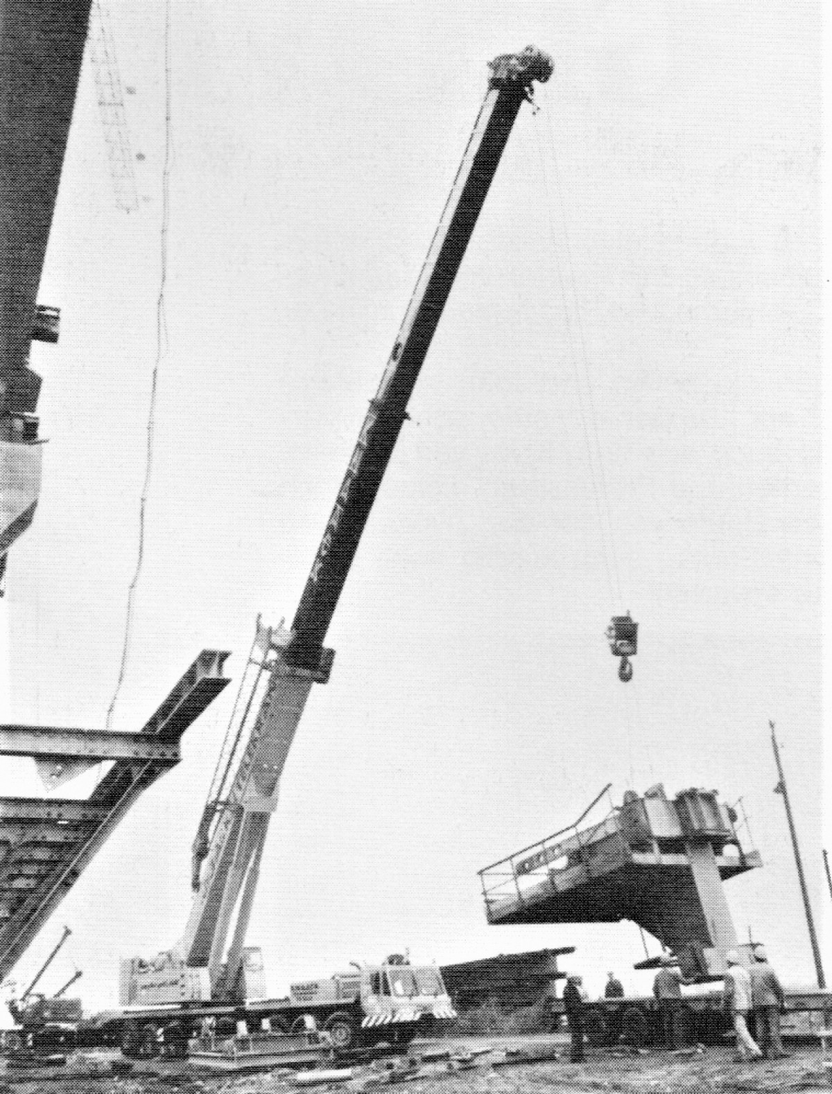 Kranbild Knaak Hamburg Grove TM 2500 - Autokran-Portal - Autokran ...