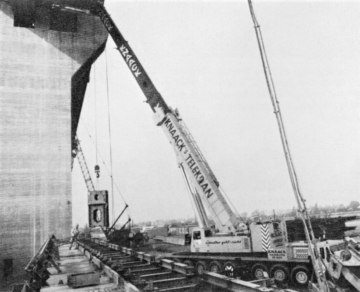 Kranbild Knaak Hamburg Grove TM 2500 - Autokran-Portal - Autokran ...